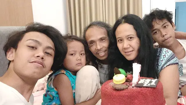 Garang di Film, Ini 8 Potret Yayan Ruhian yang Ternyata Sosok Family Man - Entertainment Fimela.com