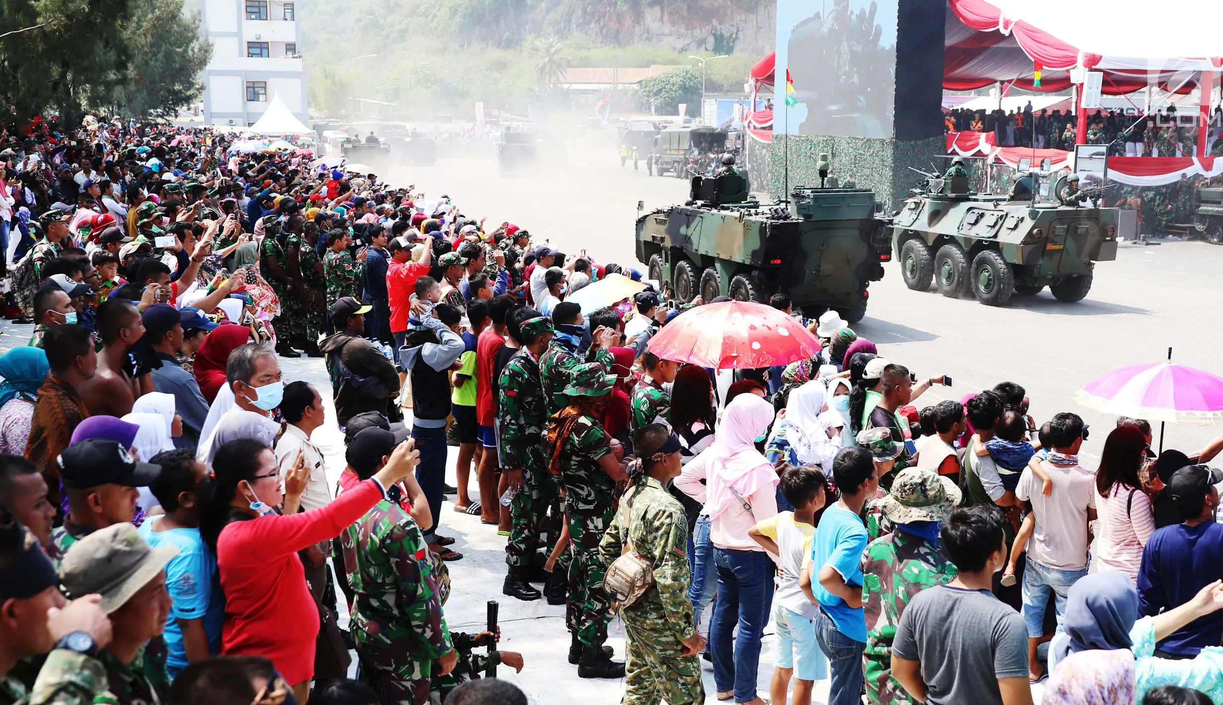 PHOTO: Masyarakat Antusias Melihat Atraksi Militer dalam Geladi Resik ...