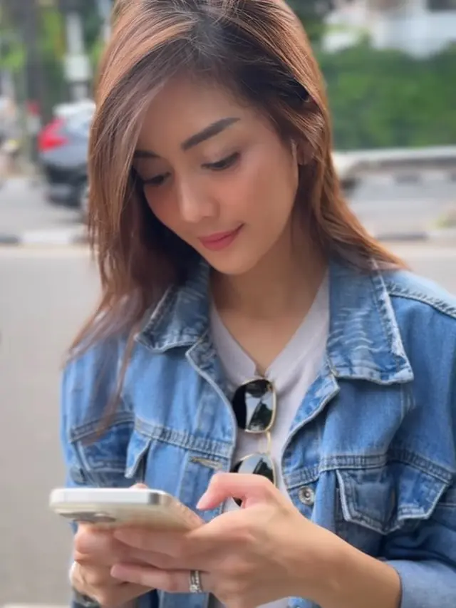Tampil Serba Denim, Lihat Ririn Dwi Ariyanti yang Masih Seperti Anak ...