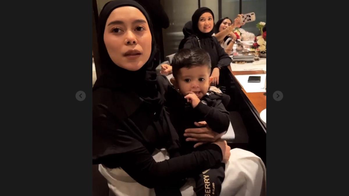 Rizky Billar Perlihatkan Momen Lesti Kejora Pangku Anak Rizki 2R - ShowBiz Liputan6.com