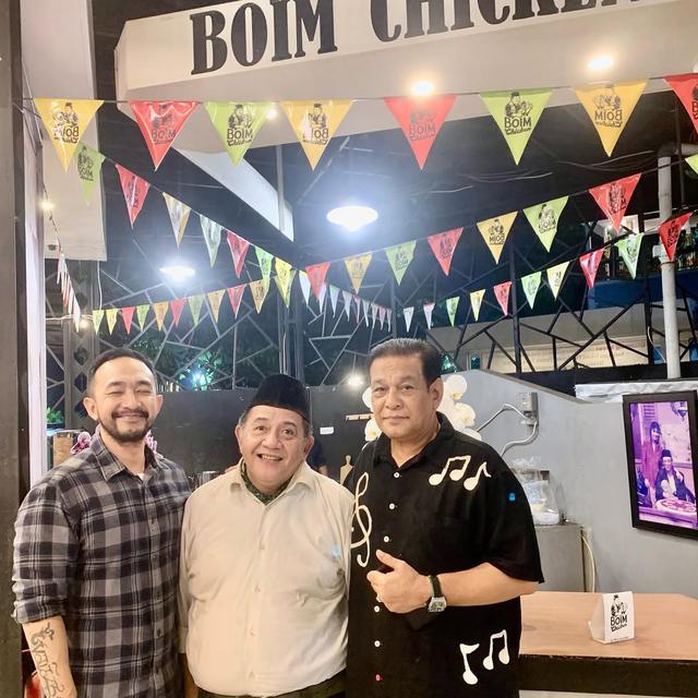 Potret Warung Bubur Ayam Harry De Fretes Bintang Lenong Rumpi