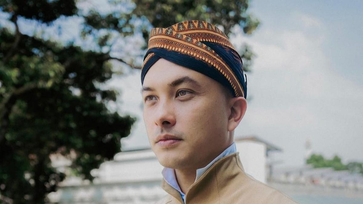 Melirik Pesona Nicholas Saputra, Mas-Mas Jawa Tampan Blasteran Jerman ...
