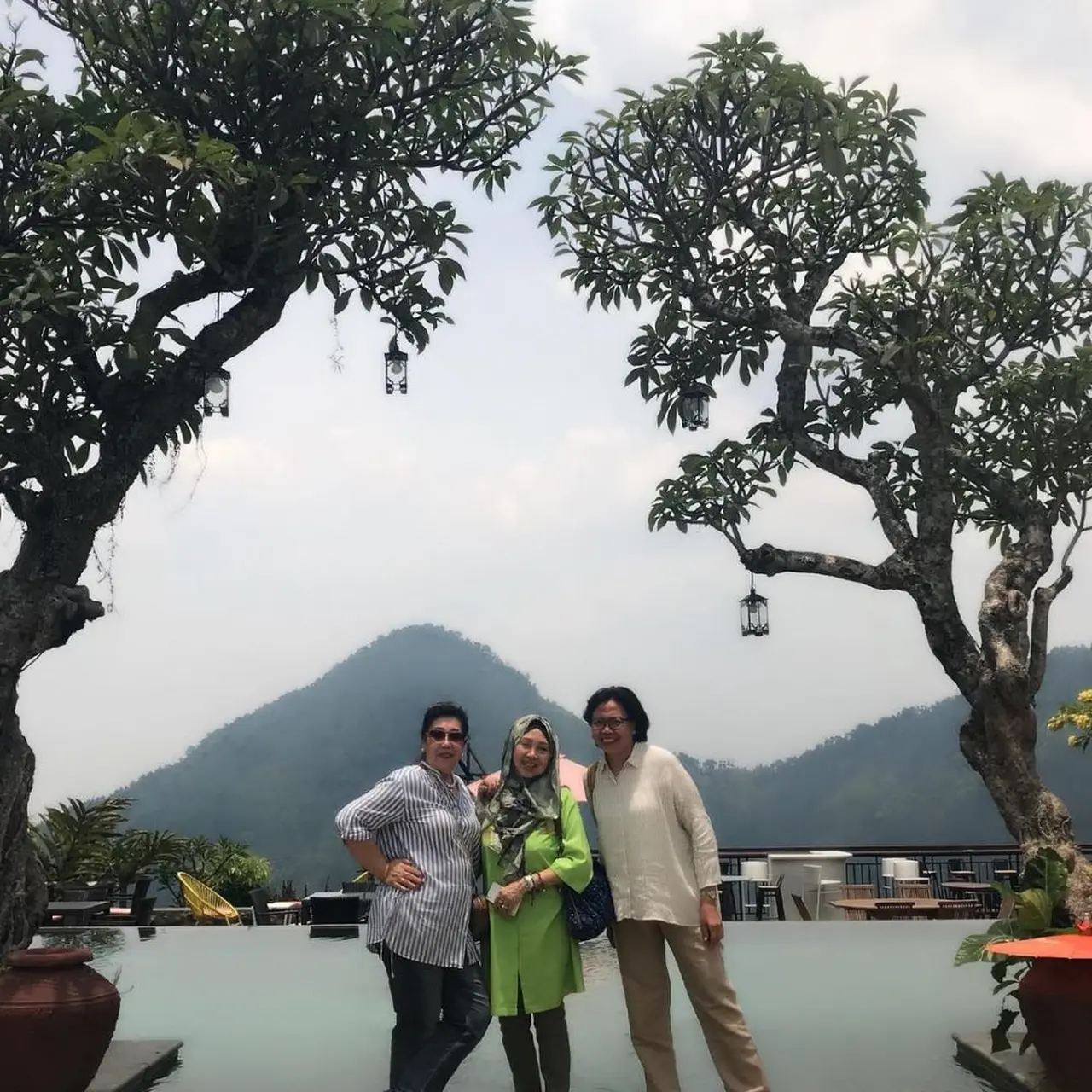 Jarang Tersorot, Ini 6 Potret Ibunda Ivan Gunawan yang Stylish Banget ...