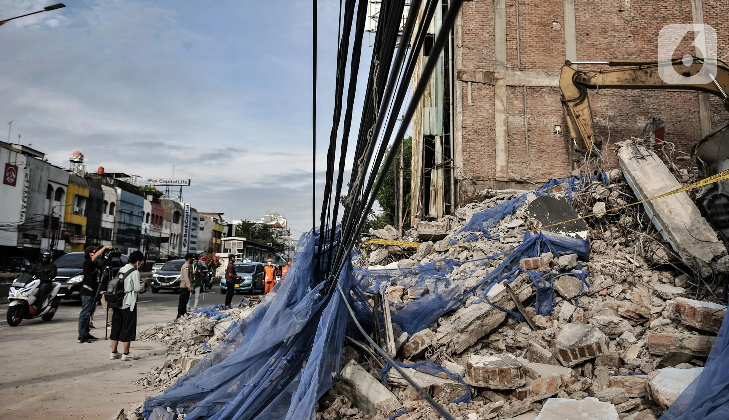 FOTO: Kondisi Bangunan 4 Lantai di Gambir yang Roboh - Foto Liputan6.com