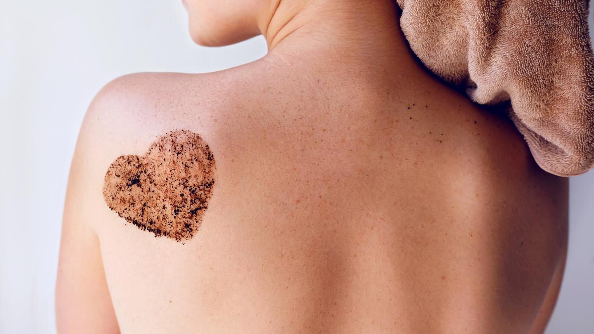 Pentingnya Body Scrub Rutin untuk Kulit - Beauty Fimela.com