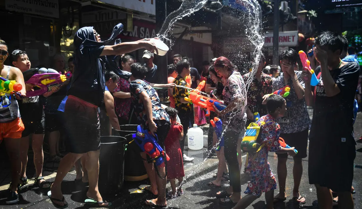 FOTO: Serunya Basah-basahan dalam Festival Songkran di Thailand - Foto Liputan6.com