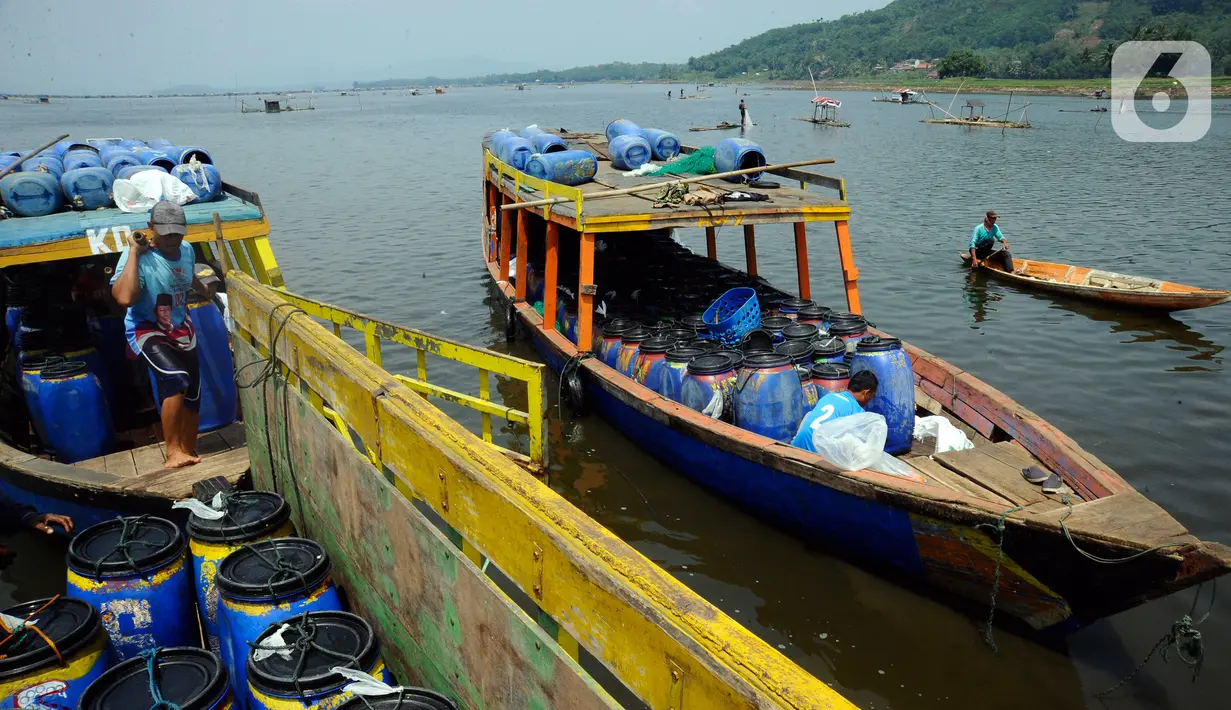 Petani Ikan Waduk Cirata Menjerit karena Kenaikan Harga Pangan - Foto ...
