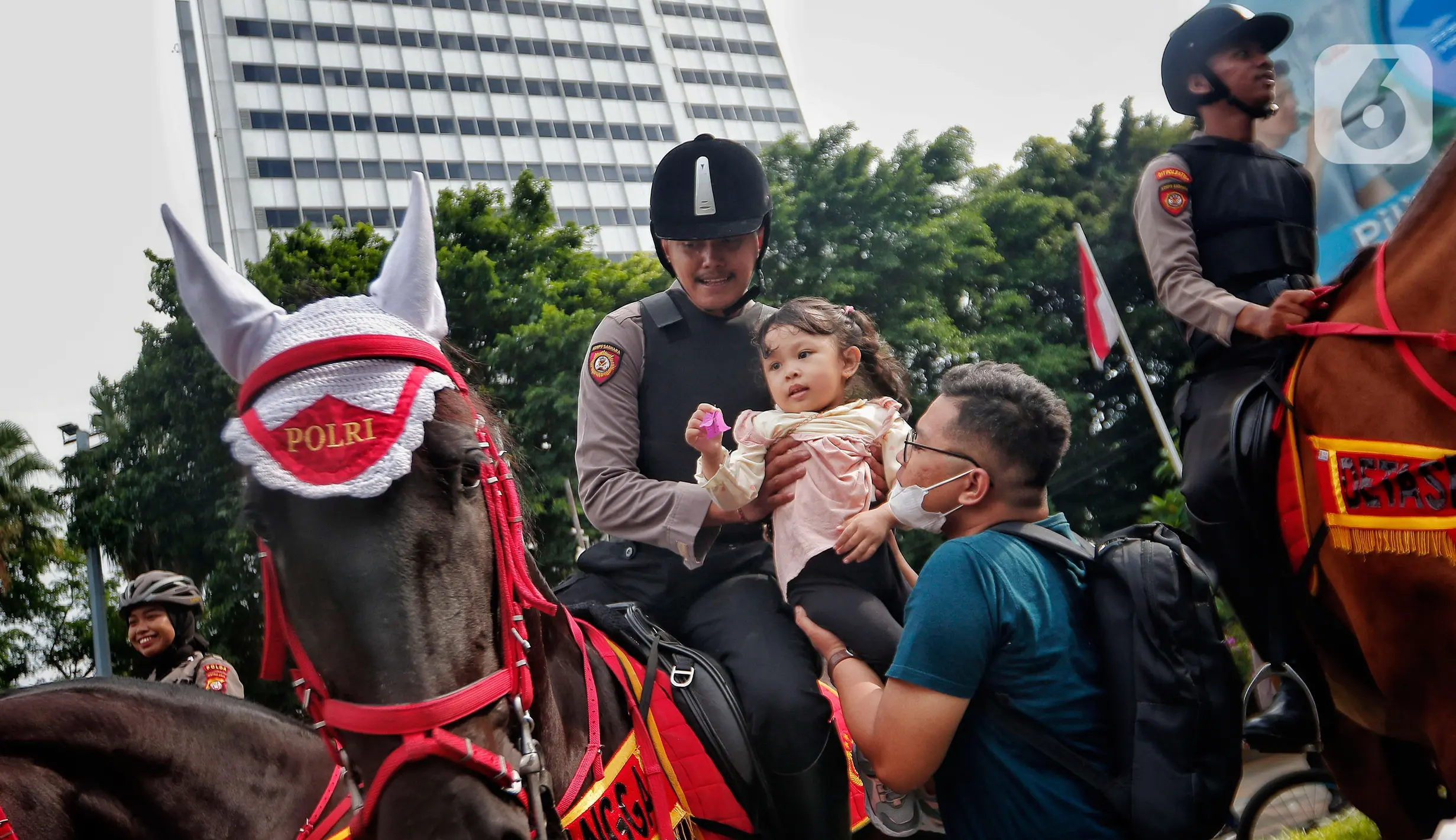 Polisi Berkuda Hibur Warga Saat CFD di Jakarta - Foto Liputan6.com