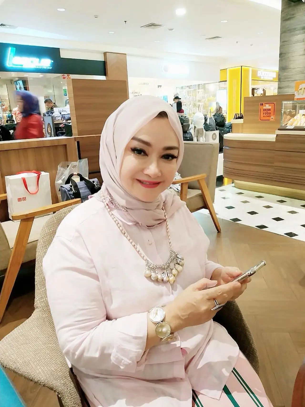 6 Potret Ricca Rachim, Istri Rhoma Irama yang Awet Muda - Hot Liputan6.com