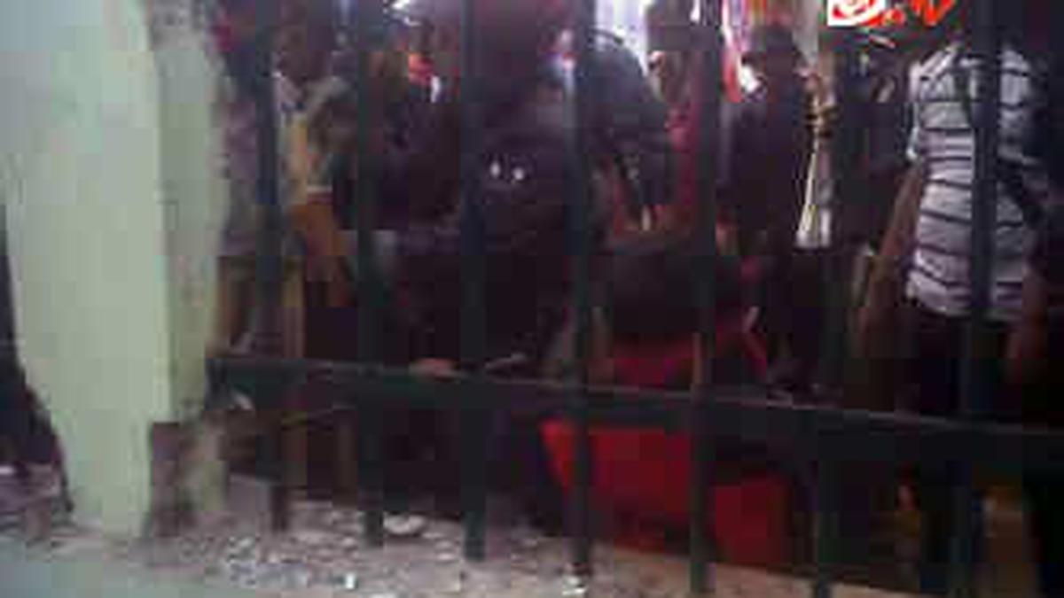 Demonstran Jebol Pagar Gedung DPR - News Liputan6.com