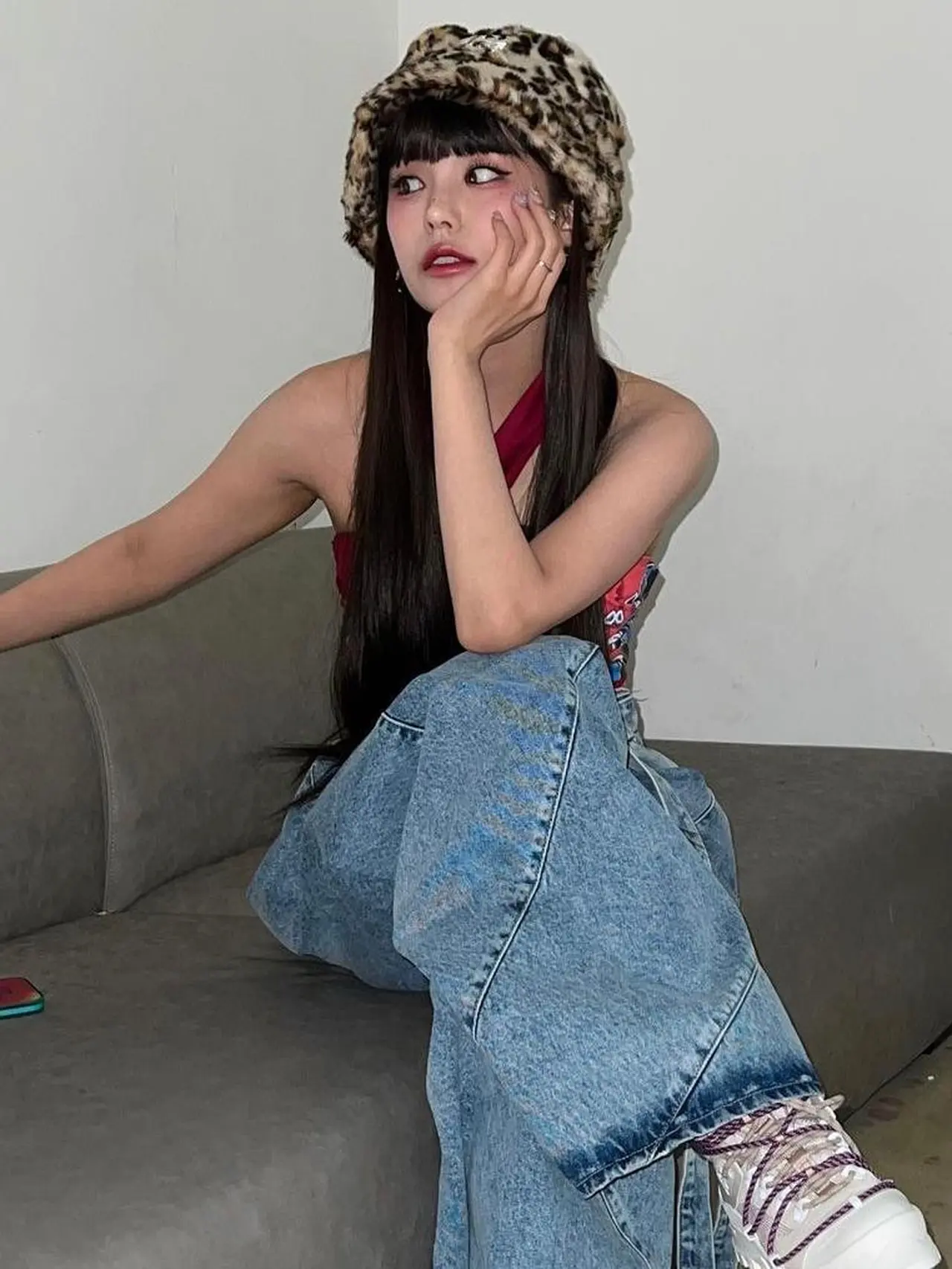 Beda Gaya 8 Idol KPop Pakai Topi Bulu yang Kembali Tren, Jennie ...