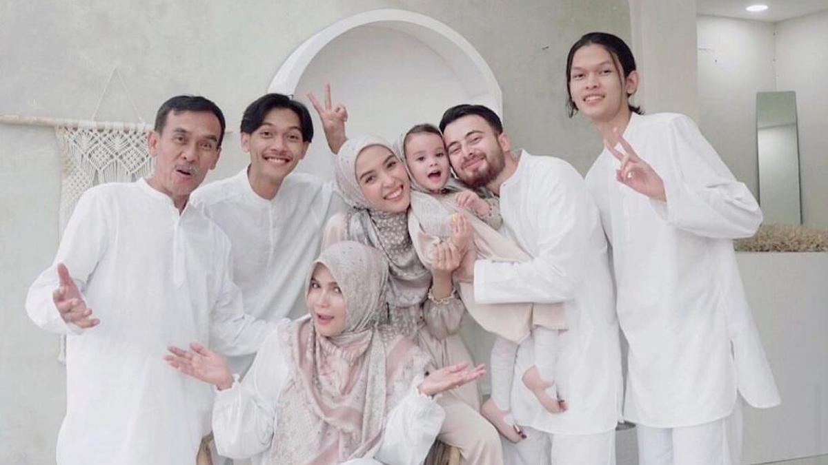 Menghiasi Hari Raya dengan Gaya Modis, Ide Baju Couple ala Hamidah ...