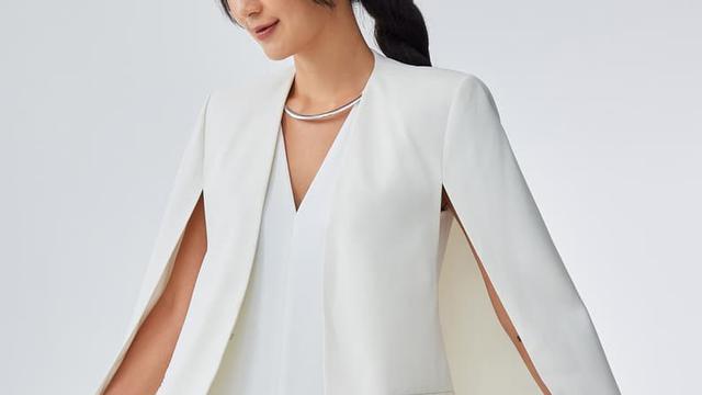 5 Inspirasi Model Jas Wanita Modern dan Elegan untuk April 2025