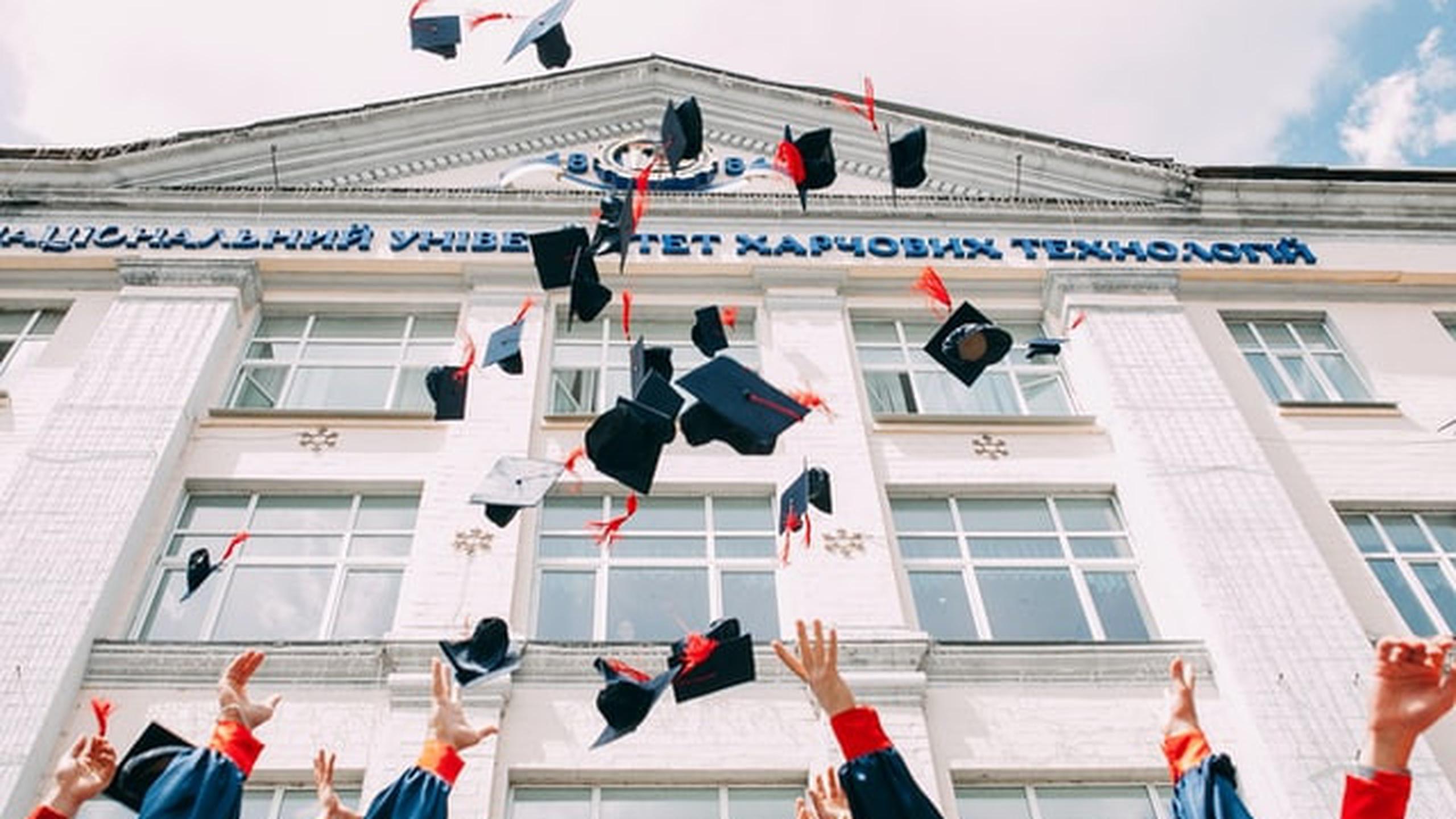 Cara Penulisan Gelar yang Benar sesuai EYD, Terlengkap Disertai Contoh