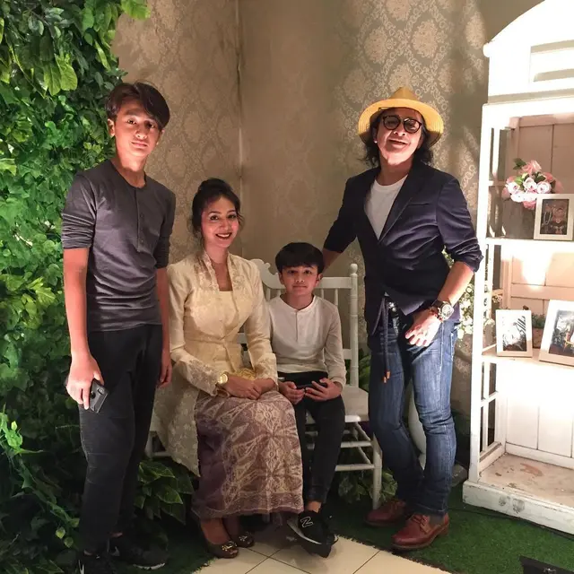 6 Potret Harmonis Andy Rif dan Istri Kedua Setelah 17 Tahun Bersama ...