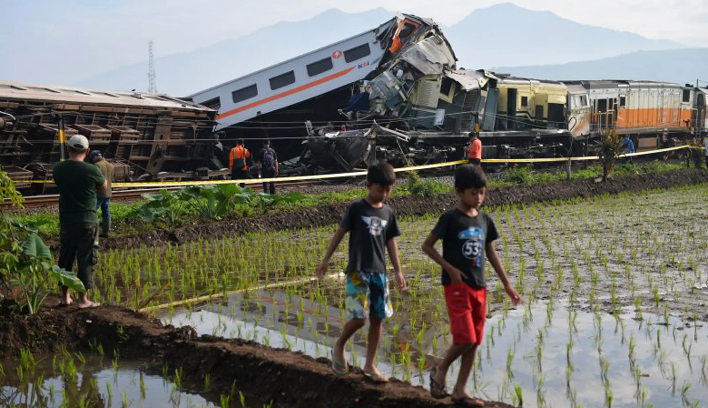 Kereta Turangga dan Bandung Raya Tabrakan, Begini Penampakannya - Foto ...