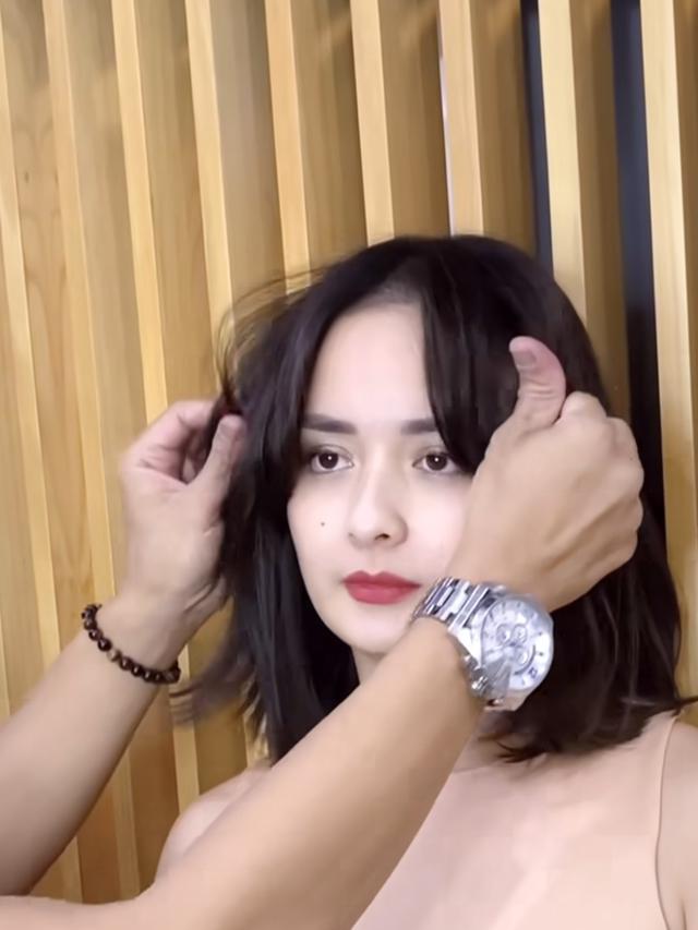 Biasa Ngejreng, Ini 6 Potret Joanna Alexandra Pamer Rambut Hitam Natural - Hot Liputan6.com