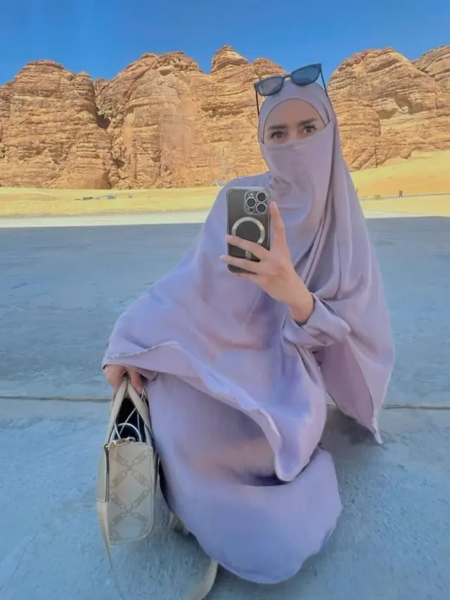 Tampil Berhijab, 7 Potret DJ Verny Hasan Saat Umrah Ini Tuai Sorotan ...