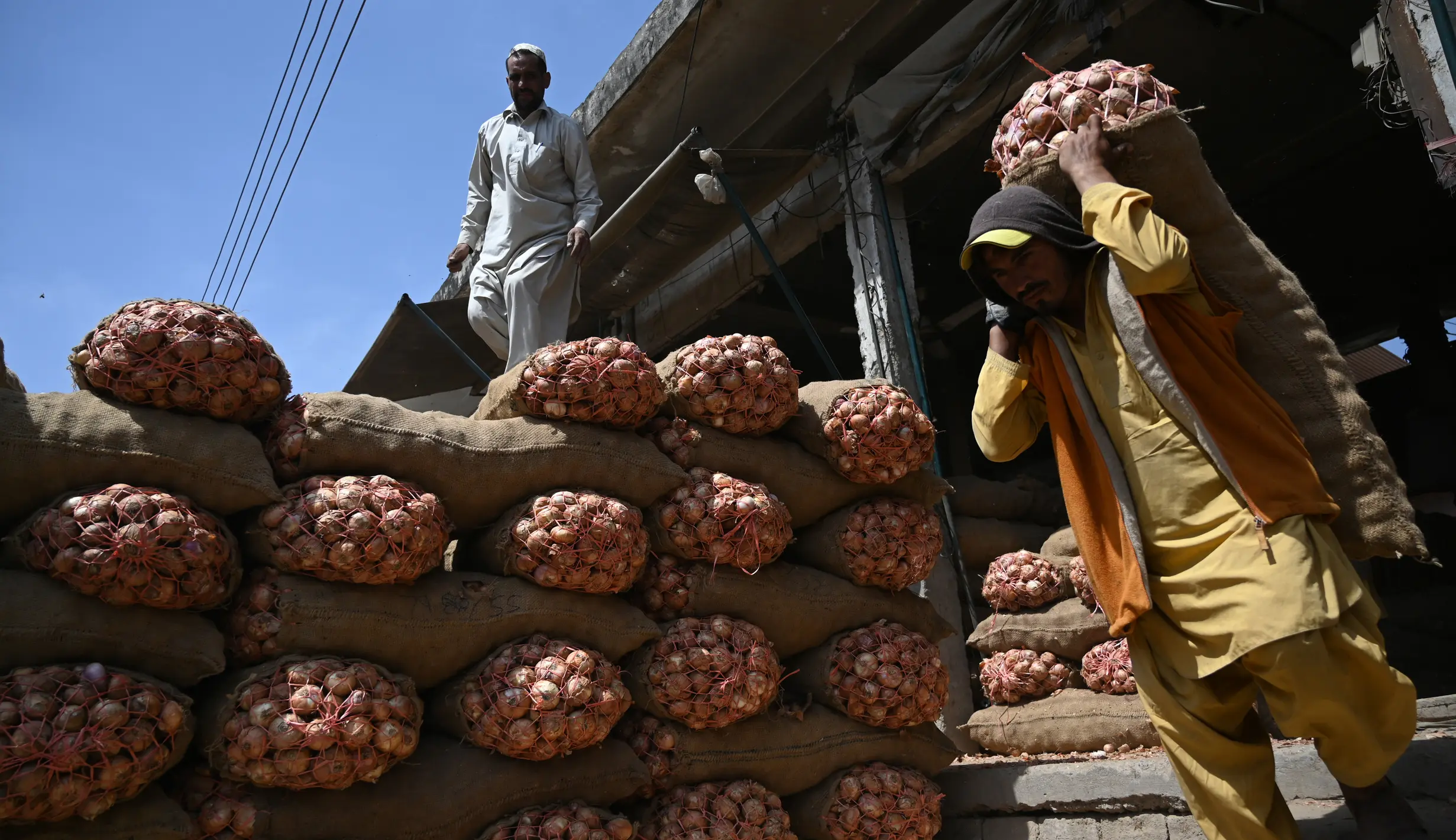 FOTO: Potret Buruh Gendong Pasar di Pakistan - Foto Liputan6.com