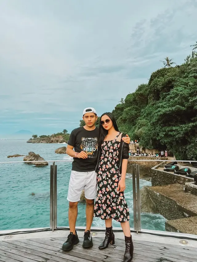 Makin Dekat, Ini 6 Potret Lyodra dan Riza Syah Liburan Tahun Baru 2022 di Bali - ShowBiz ...