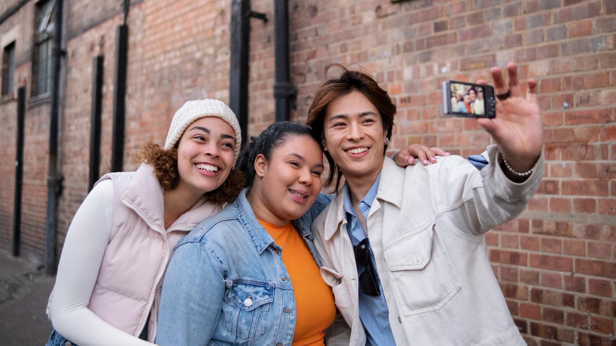 Arti Mitos Foto Bertiga yang Perlu Dipahami Khalayak Umum