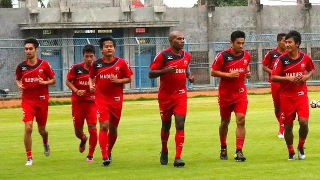 Mengenal Mbah Hosen, Fans Tertua Pendukung Madura United - Indonesia ...