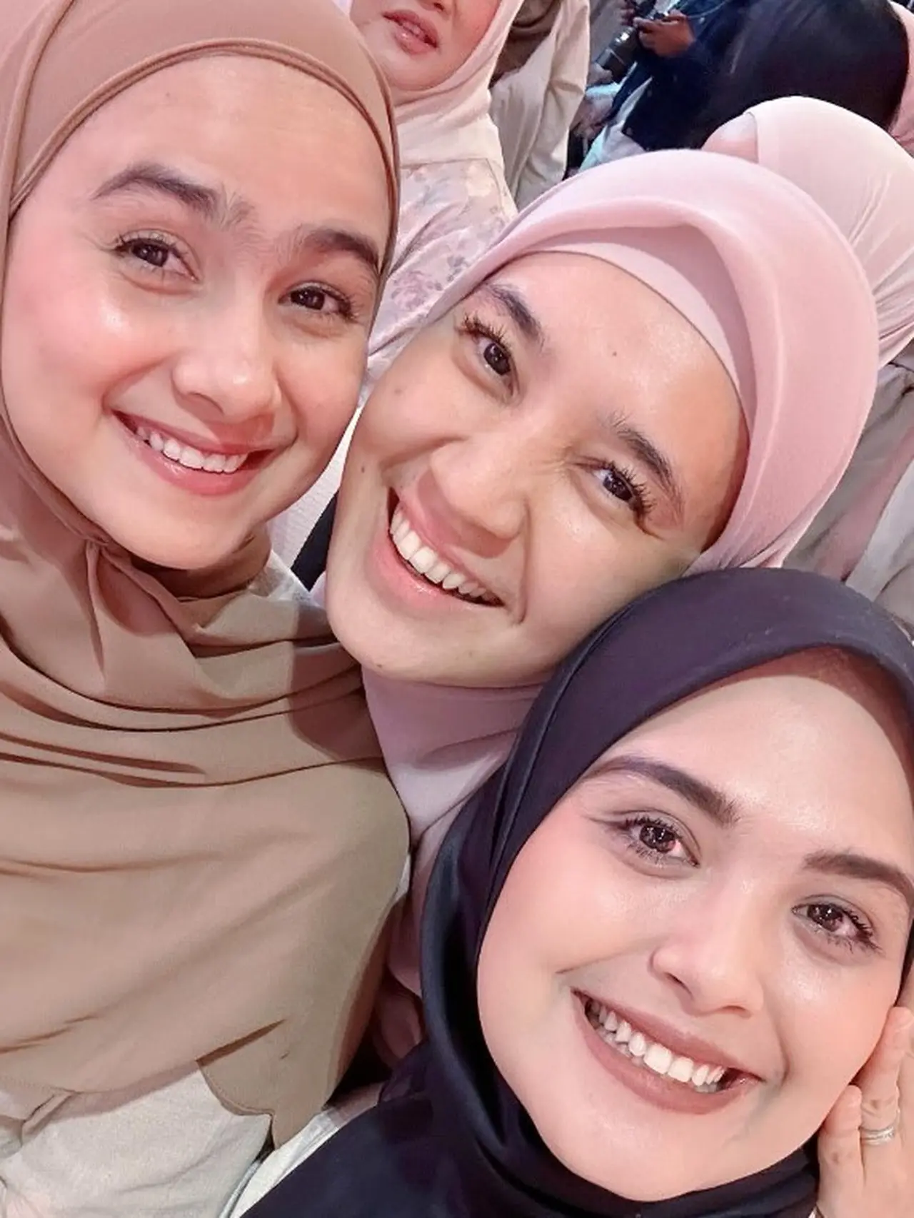 9 Potret Dhini Aminarti yang Cantik Sederhana, Selalu Hangat bareng Sahabat