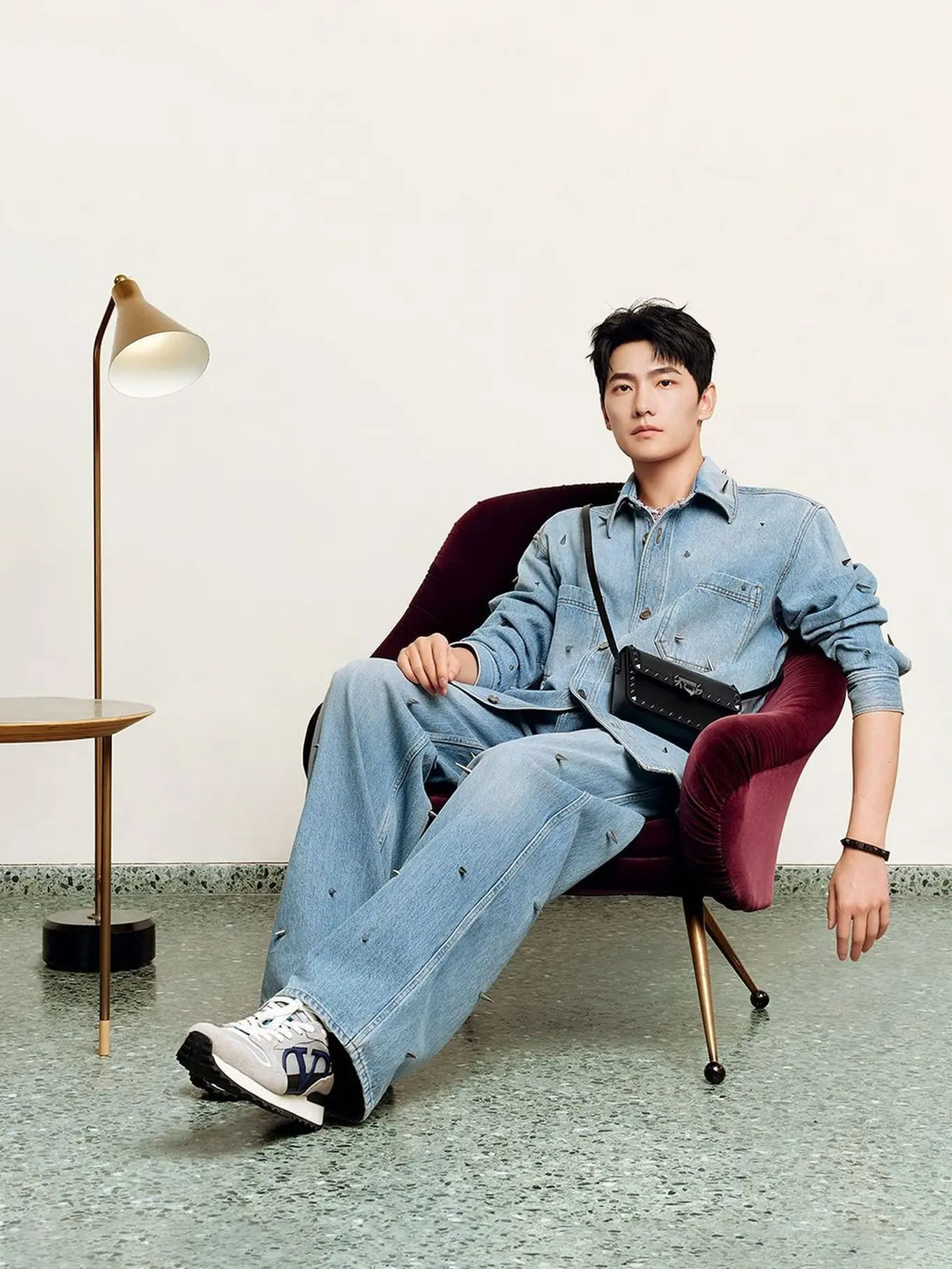 Gaya Menawan Yang-Yang, Aktor China yang Saingi Suga BTS Sebagai BA ...