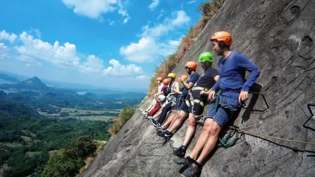 6 Fakta Menarik Gunung Parang, Gunung Batu Ambesit Tertinggi di ...