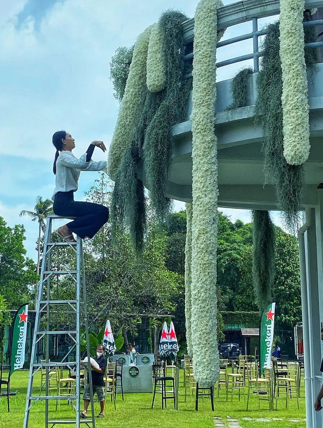 Dekorasi Jamuan Makan Pernikahan Intim Nong Poy, Penuh Bunga dan ...