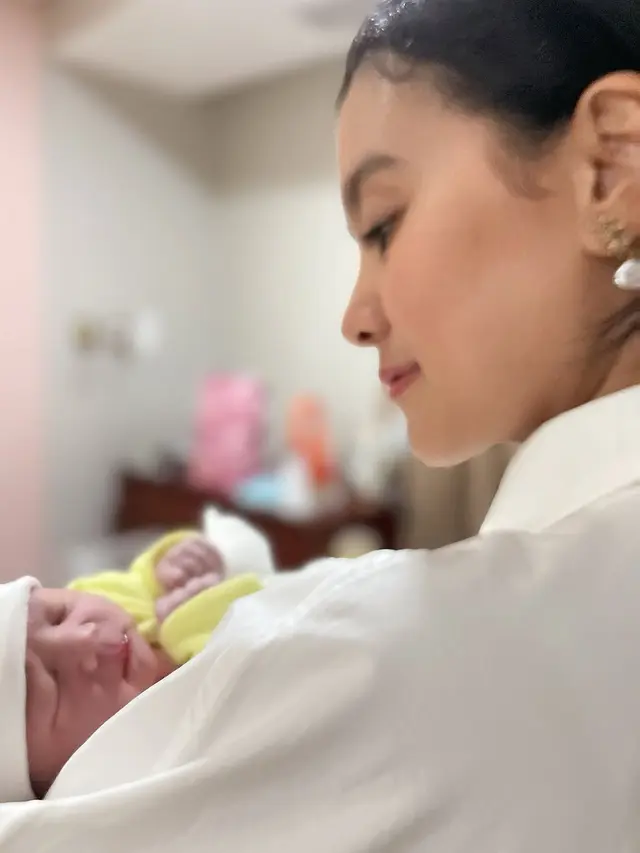 5 Potret Marcella Zalianty Gendong Keponakan Perempuan Pertama yang ...