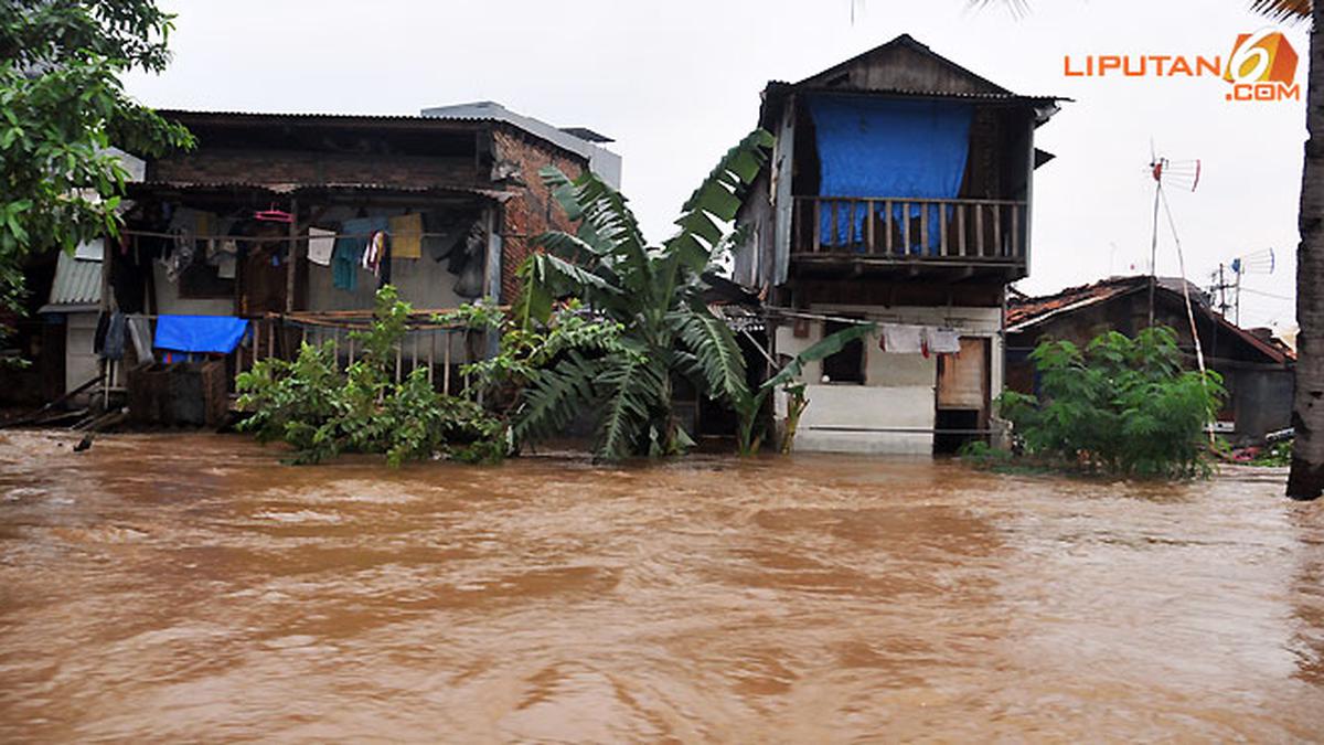 Malam-malam Jokowi 'Blusukan' ke Banjir Kampung Pulo - News Liputan6.com
