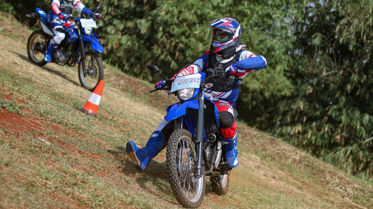 Buat Pemula, Ini Tips Main Off-Road Pakai Motor Trail - Otomotif ...