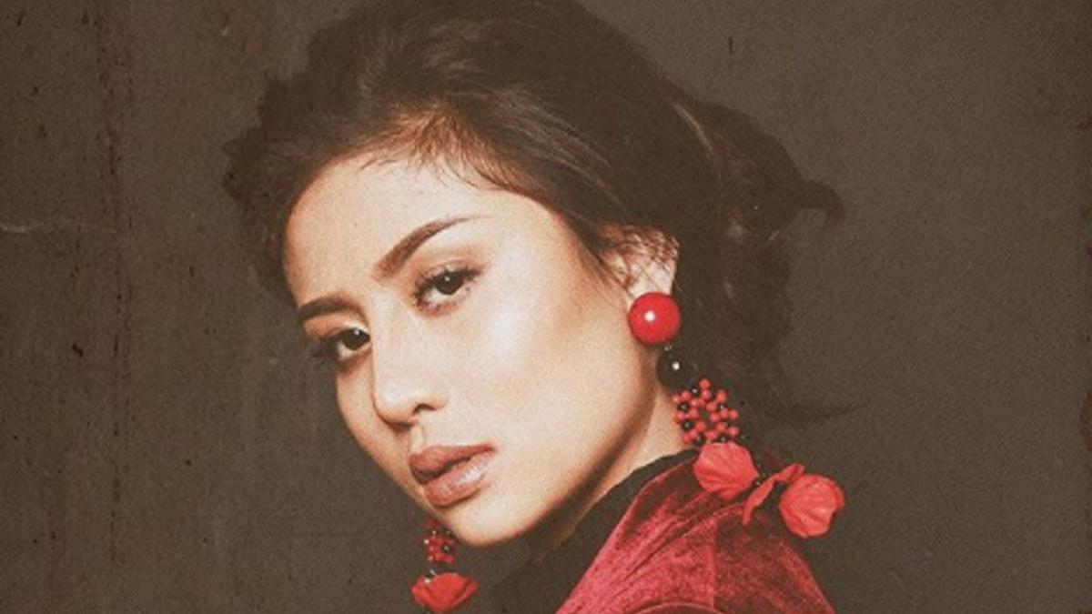 Awkarin dengan Art Makeup yang Kekinian, Bisa Tetap Cantik!