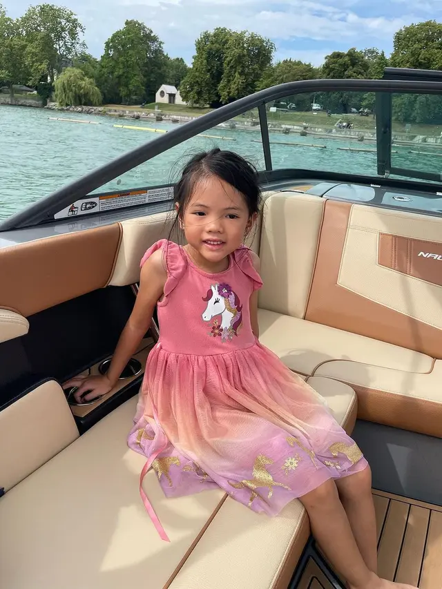 7 Potret Liburan Mewah Farah Quinn dan Keluarga di Swiss, Pancarkan ...