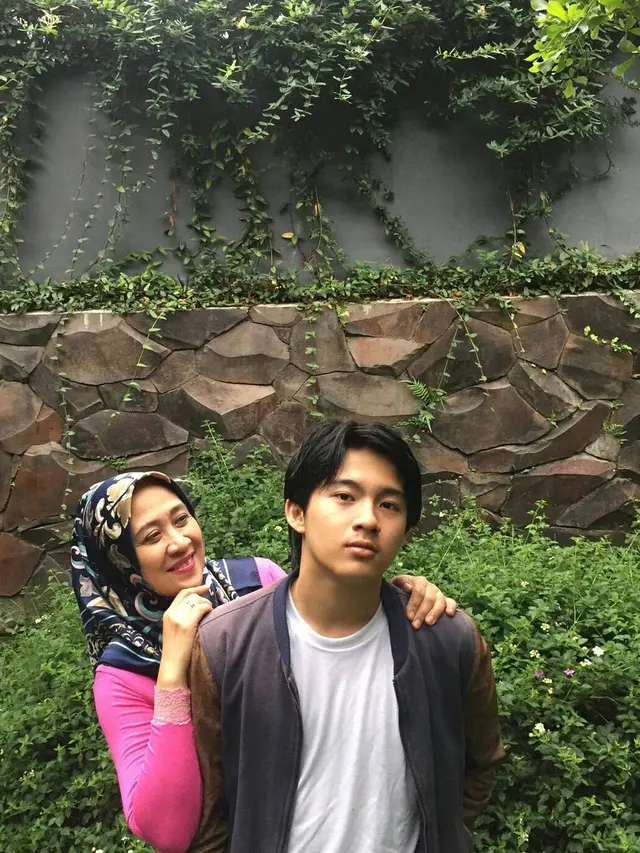 6 Potret Gusti Rayhan, Putra Farhat Abbas yang Main di Film Dilan 1990 ...