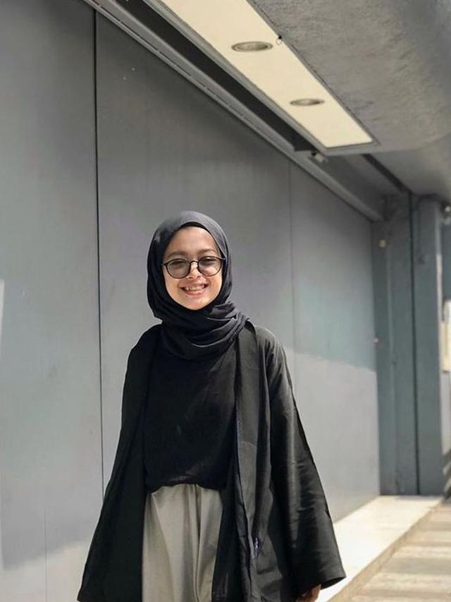 Tampil Mewah dan Berwibawa, Ini 6 Inspirasi OOTD Blouse Hitam Hijab ...