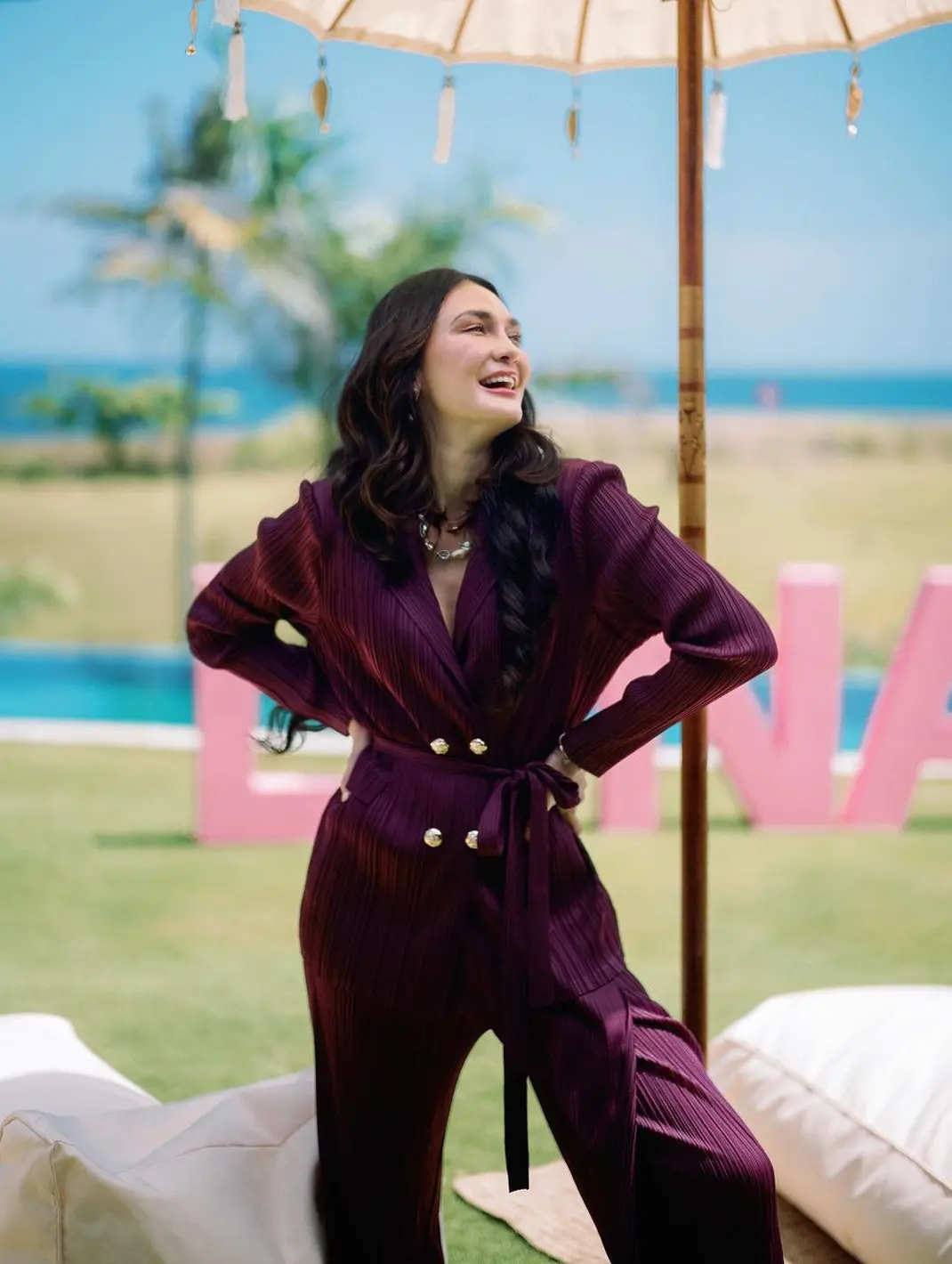 8 Penampilan Awet Muda Luna Maya, Potret Memesona 4 Pilihan Outfitnya ...