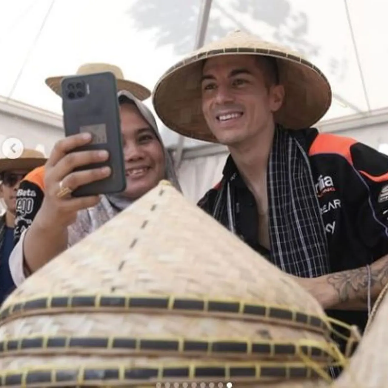 Dipakai Para Pembalap, Topi Petani Lombok Laku Terjual di MotoGP ...