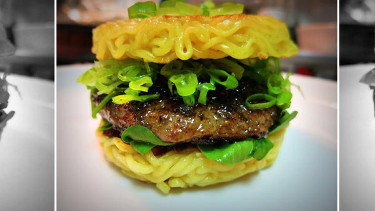 Burger Mie Ramen Yang Enak Banget, Mau Coba? - Lifestyle Fimela.com