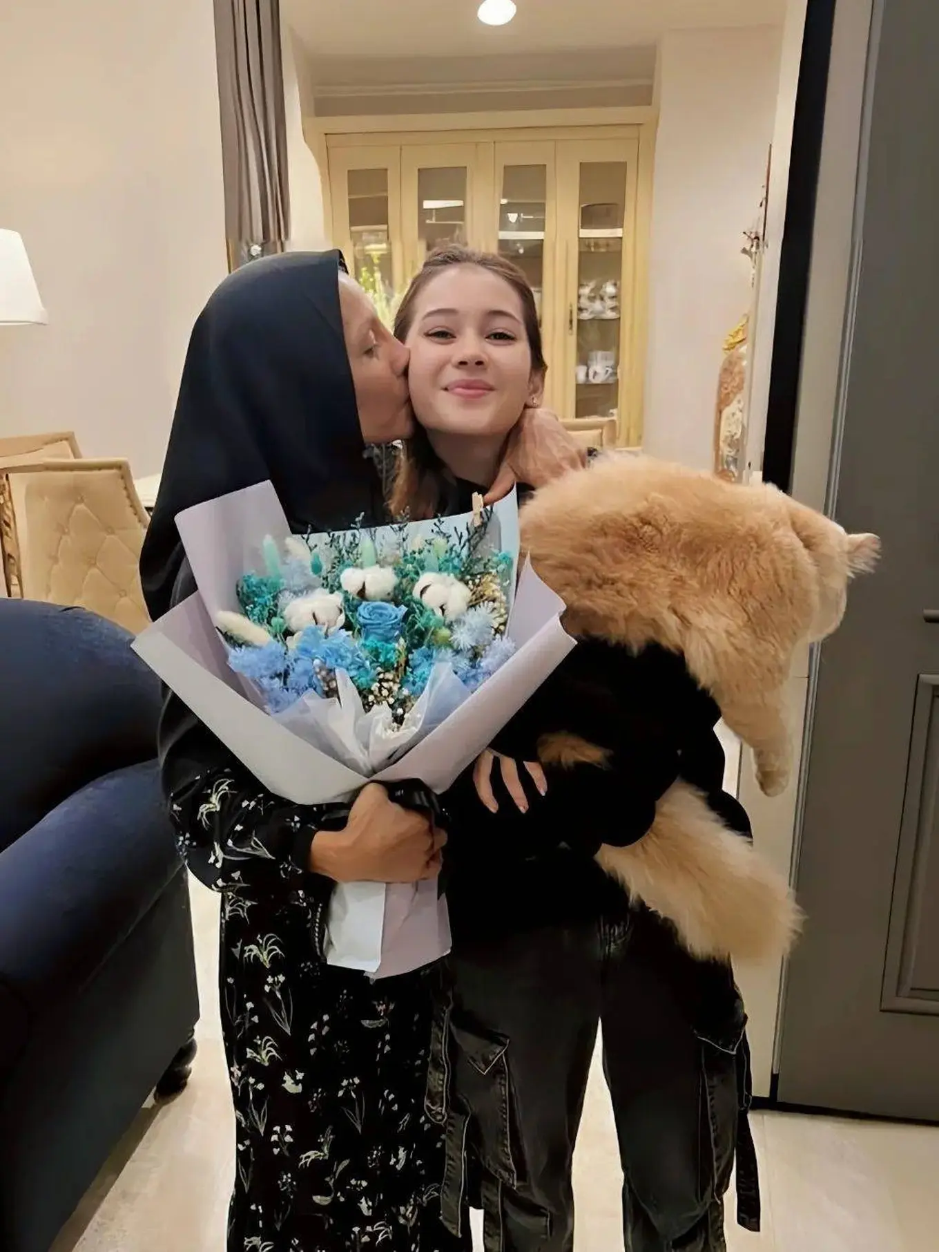 Hari Ibu, Sandrinna Michelle dan Ibunda Berdamai dan Saling Rangkul