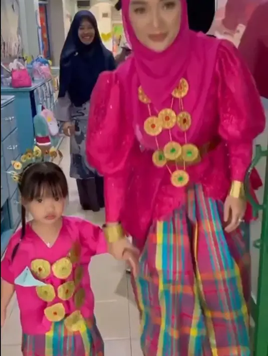 Potret Zaskia Gotik Temani Putrinya Fashion Show di Sekolah, Pakai Baju Bodo Adat Bugis dan ...