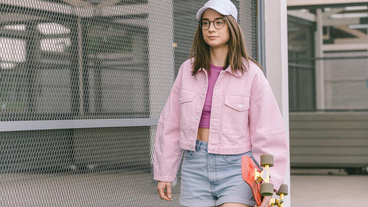 5 Cara Mengakali Outfit Pink Agar Tidak Terlihat Feminin - Fashion ...