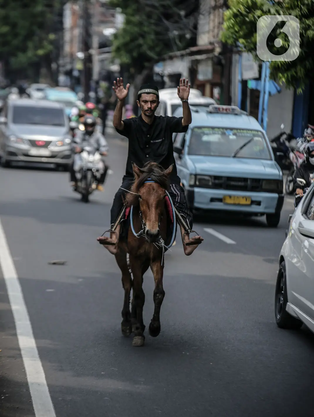 Aksi Pria Tunggangi Kuda di Tengah Ramainya Jalan Kramat Jati - Foto ...