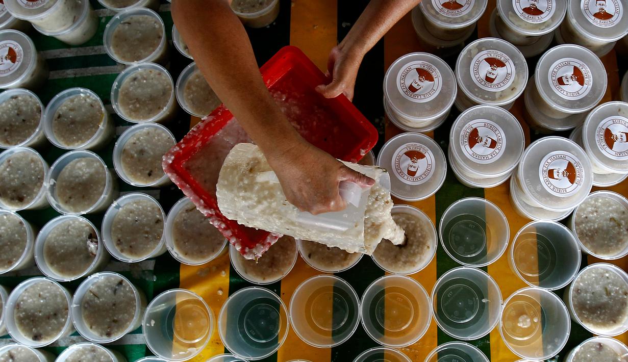 Intip Proses Pembuatan Bubur Lambuk Khas Malaysia - Foto Liputan6.com
