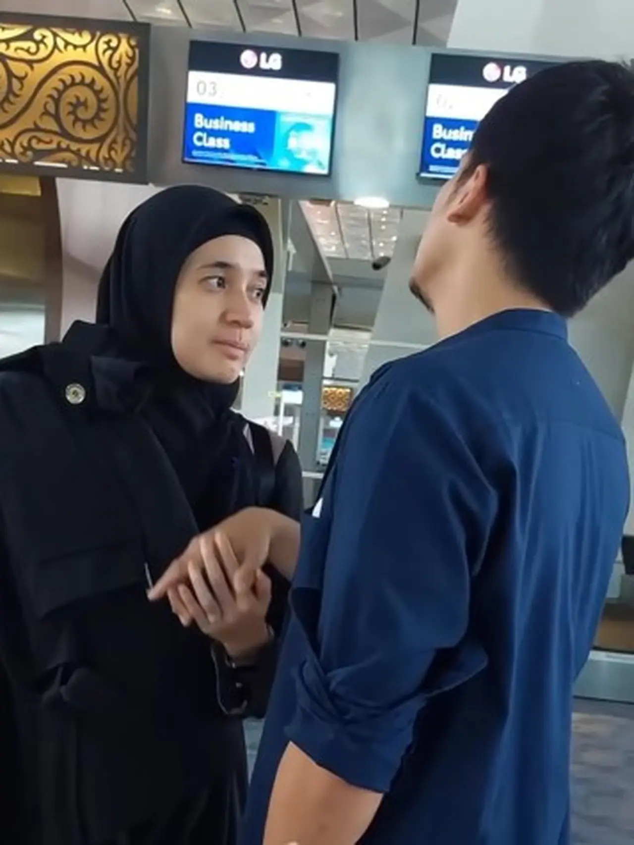Mesra dan Haru Banget saat Dimas Seto Antar Dhini Aminarti Umrah, 13 ...