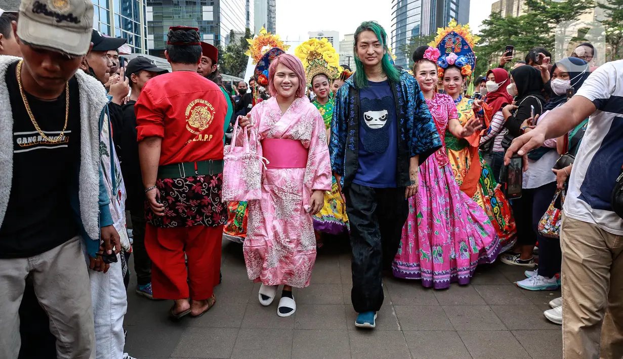 Giliran Evelyn Nada Anjani dan DJ Shacho Melenggang di Citayam Fashion Week - Foto Liputan6.com