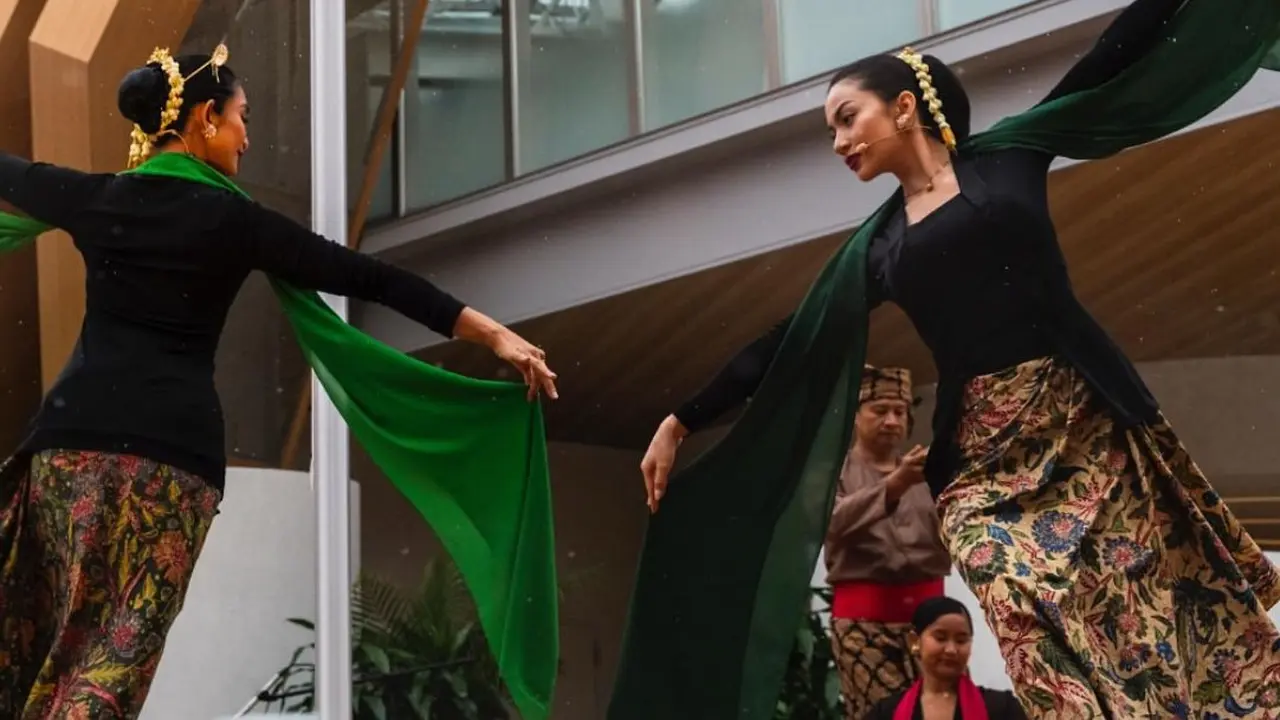 Gaya Happy Salma dan Ariel Tatum Jaipongan di World Expo 2025 Osaka, Cantik dengan Kebaya ...