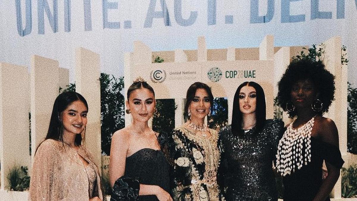 6 Pesona Agnez Mo Dibalut Batik dengan Wajah Flawless Pancarkan Kecantikan Alami saat Hadir di ...