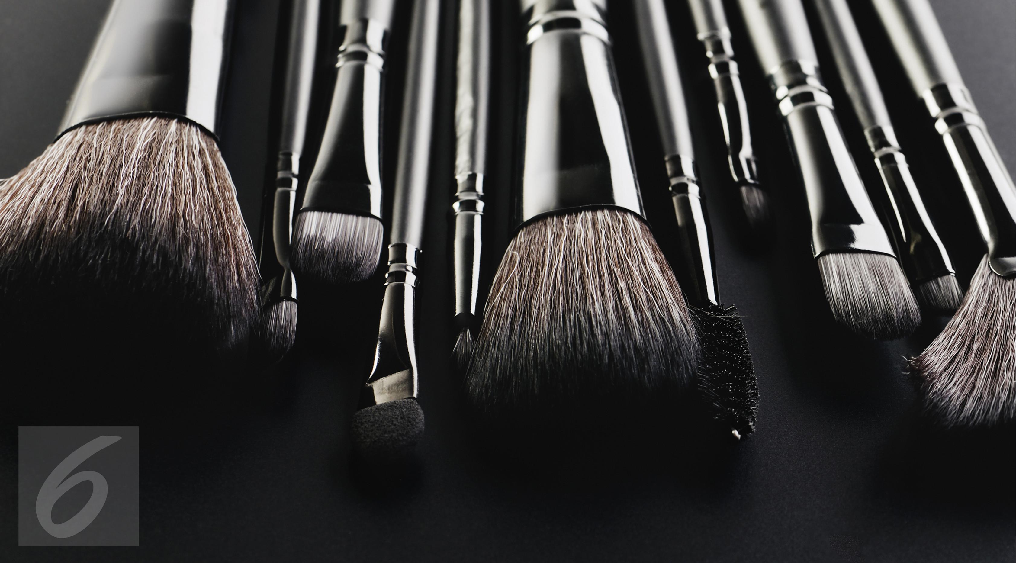 Wanita, Ini 6 Jenis Kuas Makeup yang Harus Dimiliki